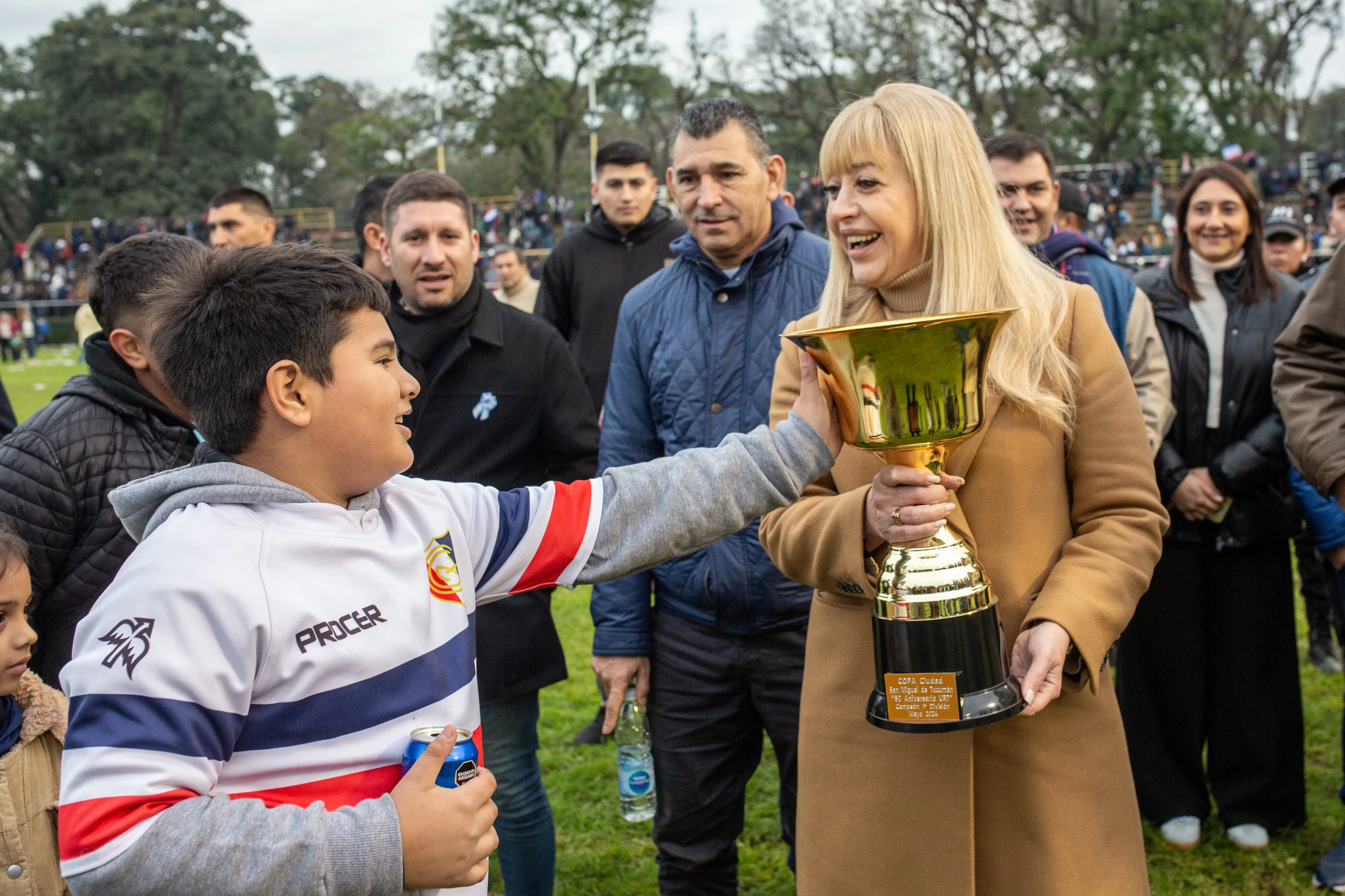 La intendenta Rossana Chahla entregó la Copa Ciudad de SMT a Natación y ...